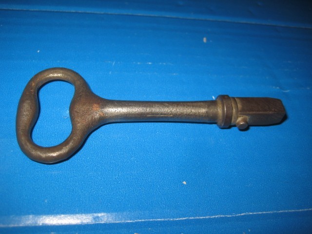 Cheie metal patrata veche, lungime 10cm, latime cap 4cm, patrat 4mm ...