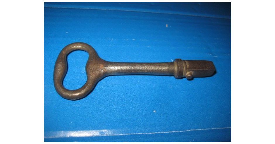 Cheie metal patrata veche, lungime 10cm, latime cap 4cm, patrat 4mm ...