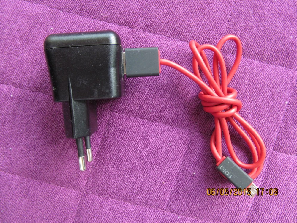 BEATS Incarcator + cablu Original 5V-2.1A cu micro Usb | arhiva Okazii.ro