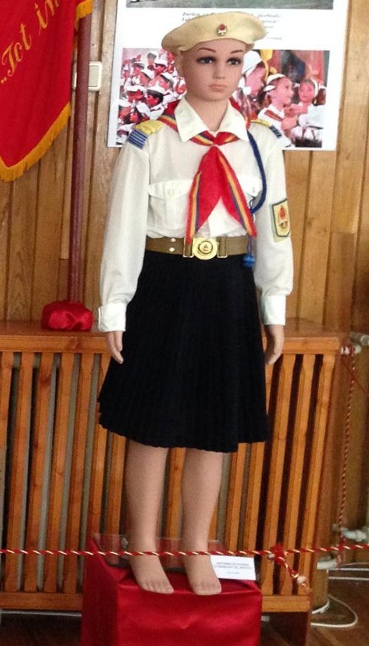 Uniforma originala completa de pioniera | arhiva Okazii.ro
