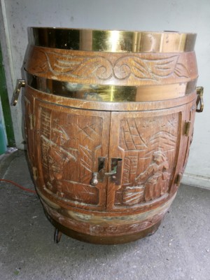 Butoi - bar,belgian,vechi,din lemn sculptat,suport 6 sticle,pe roti,bec ...