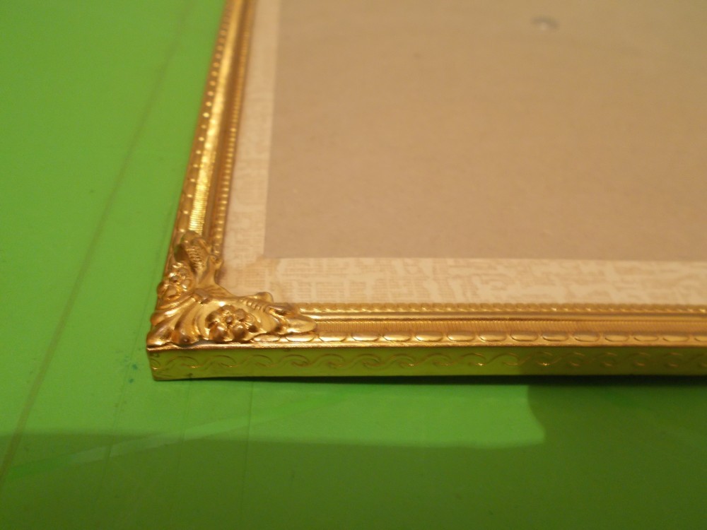 RAMA din ALAMA pentru fotografii 24 x 18 cm , sticla bombata si picior ...