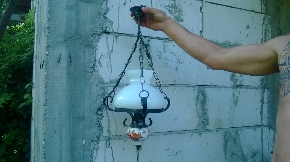 LUSTRA RUSTICA DIN METAL CU ABAJUR DIN STICLA DE OPAL SI CERAMICA ...