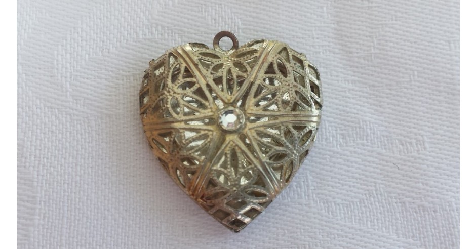 Medalion Inima cu locas pentru fotografie executat manual in filigran ...