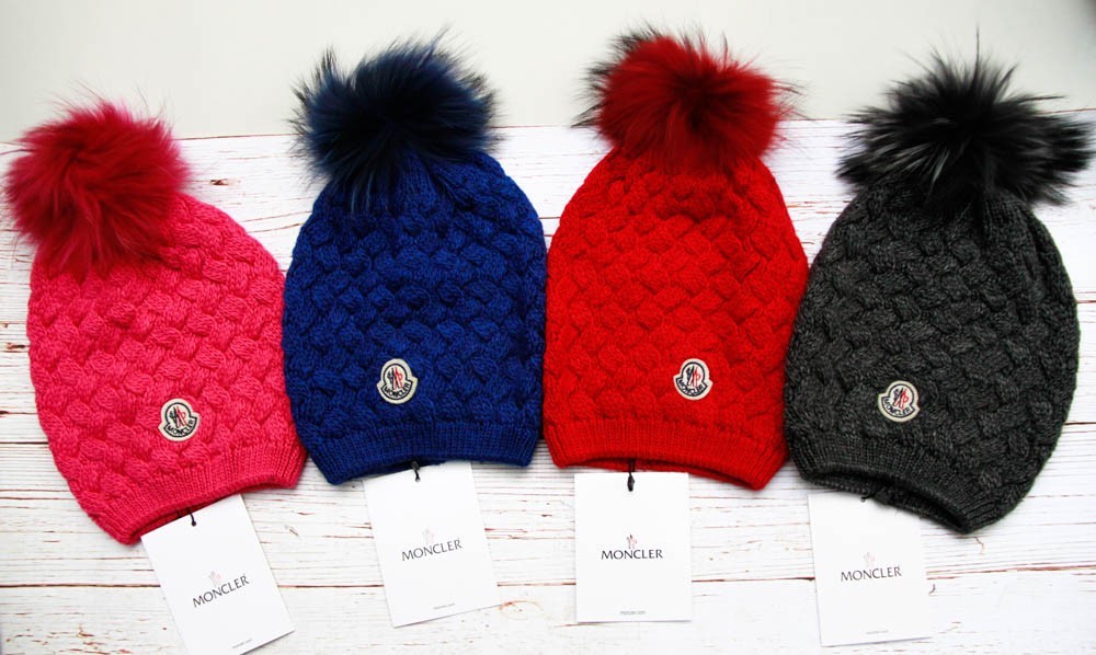 Caciula/Fes Moncler cu ciucure din blana naturala | arhiva Okazii.ro