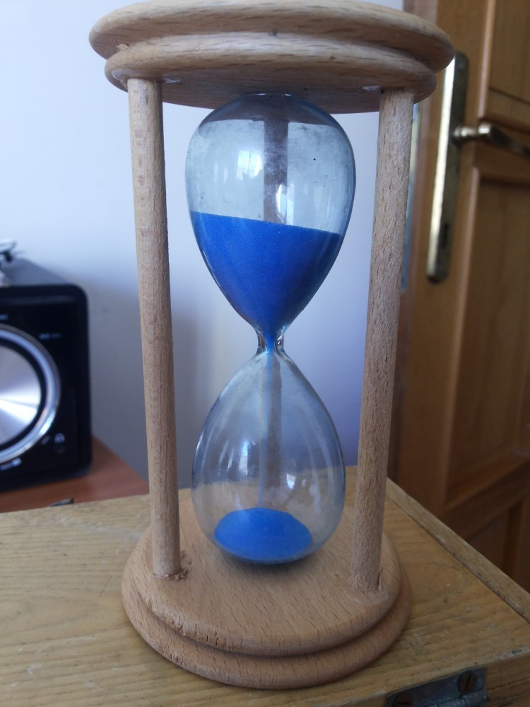 Clepsidra veche din sticla,cu nisip,corp din lemn | arhiva Okazii.ro