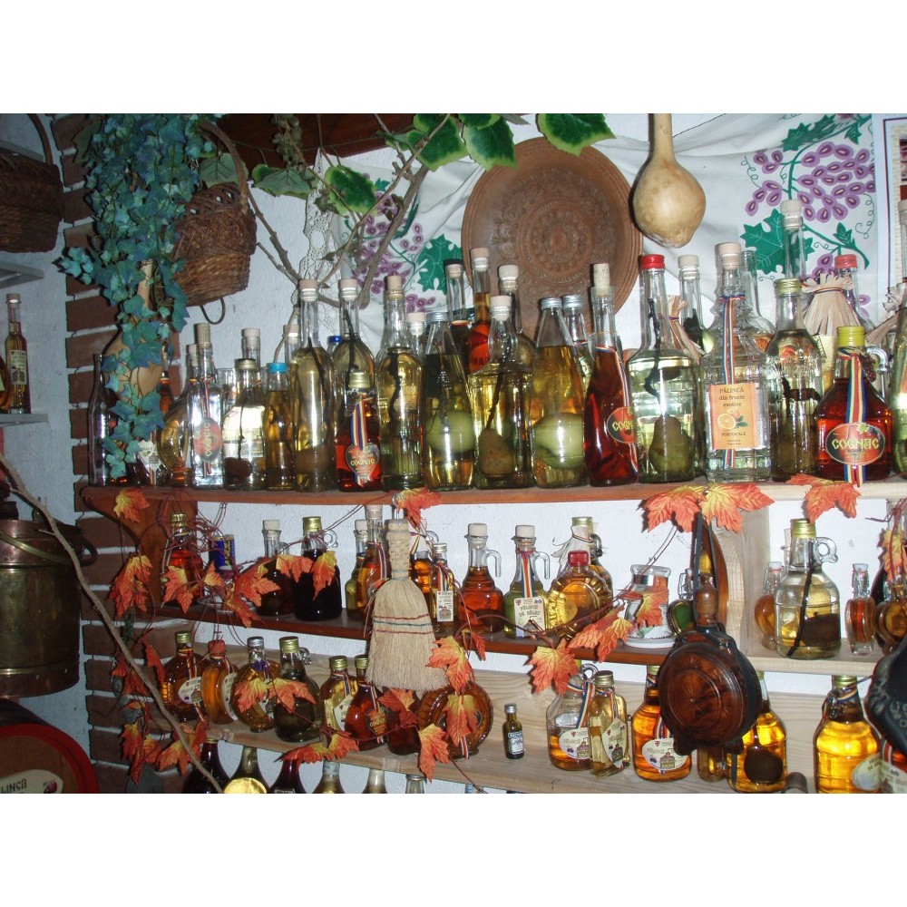 Sticla cu palinca de pere cu para crescuta in ea, diferite forme si ...