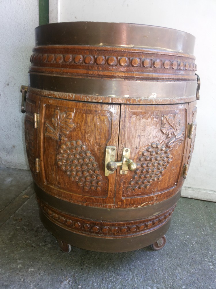 Butoi-bar, vechi,belgian,din lemn,sculptat,cu usa si suport sticle si ...