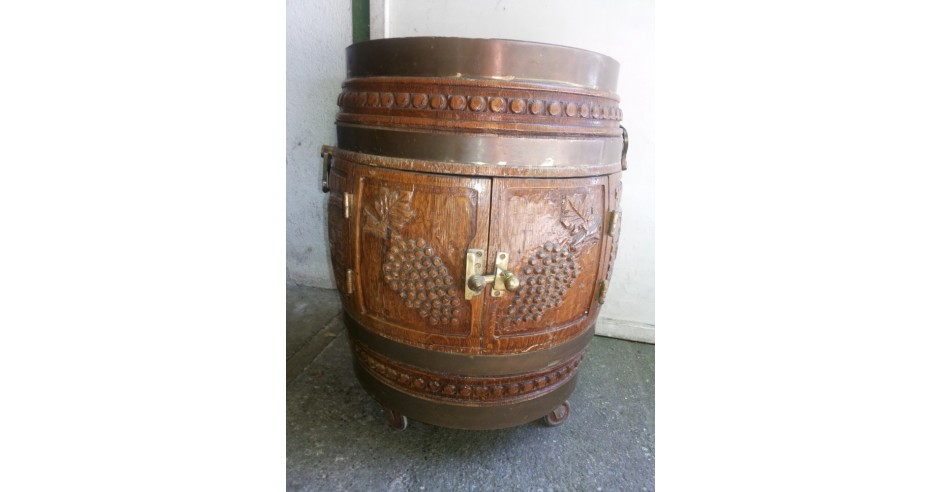 Butoi-bar, vechi,belgian,din lemn,sculptat,cu usa si suport sticle si ...