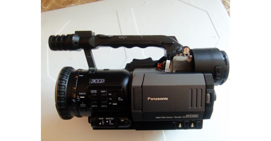 Camera video profesionala Panasonic AG-DVX100B | arhiva Okazii.ro