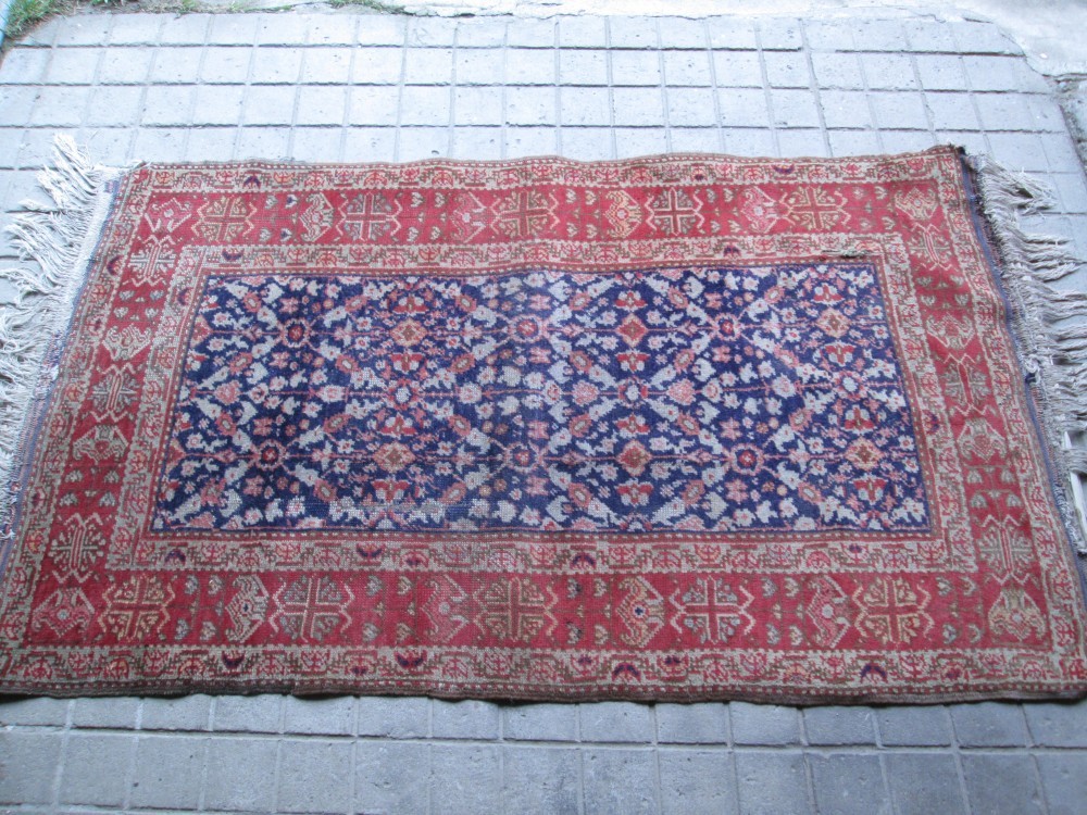 Covor vechi tocit, prafuit si mancat de molii 170 x 100 cm | arhiva ...