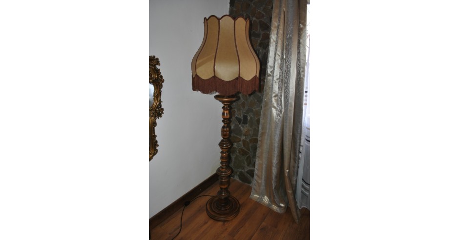 VECHI LAMPADAR DE PODEA CU BAZA DIN LEMN MASIV | arhiva Okazii.ro