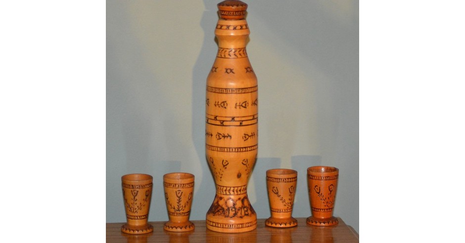 Set vechi butelca cu 4 pahare pt tuica, 1978 Romania, lemn pirogravat ...