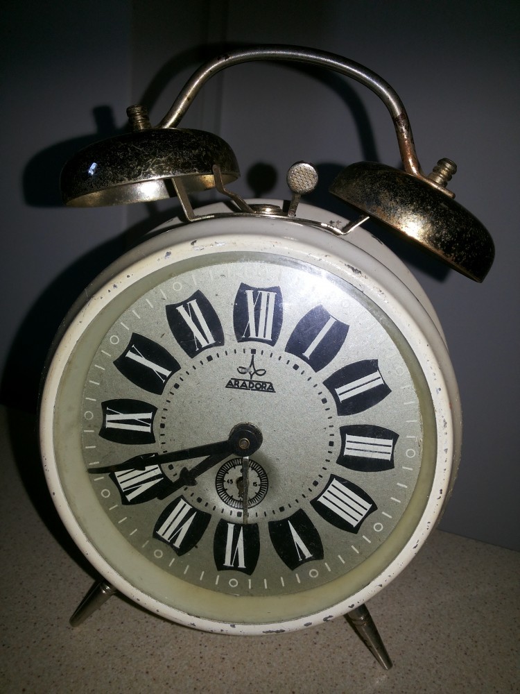 Ceasuri vechi desteptatoare,mecanice,"Aradora" | arhiva Okazii.ro