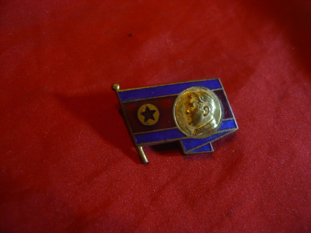 Insigna Steagul Coreea de Nord cu Kim Ir Sen ,metal si email , L= 3 cm ...