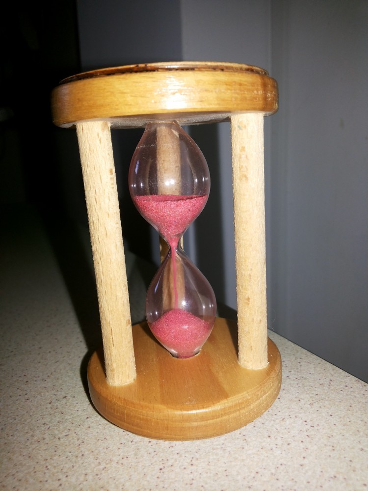Clepsidra veche,din sticla ,cu nisip,pe suport din lemn | arhiva Okazii.ro
