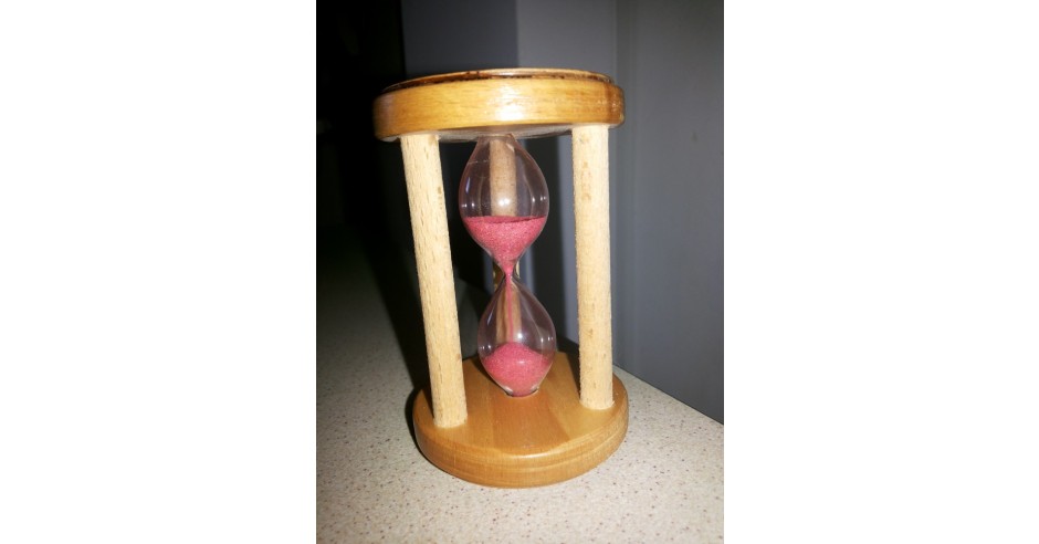 Clepsidra veche,din sticla ,cu nisip,pe suport din lemn | arhiva Okazii.ro