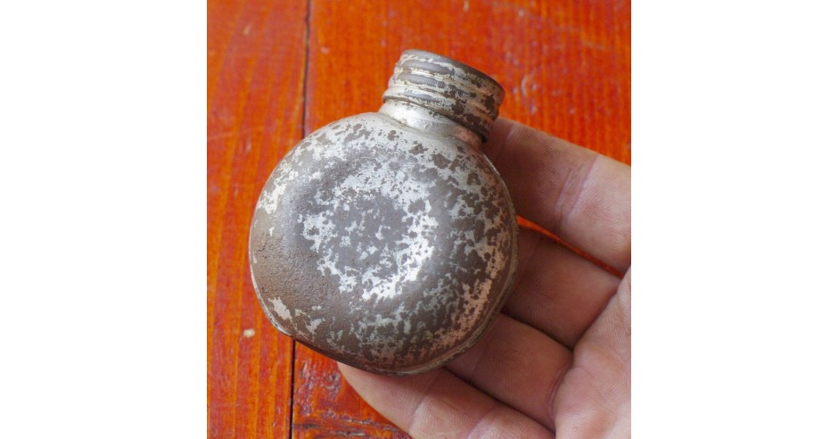 Butelca / sticla din metal de mici dimensiuni cu dop !!!! | arhiva ...