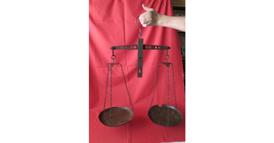 Balanta veche cu aspect de relicva, cantar vechi cu greutati, balanta ...