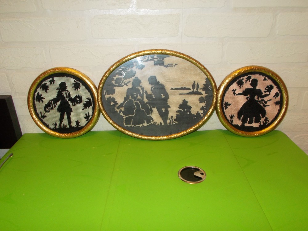 Trei vechi TABLOURI CUSUTE cu scene ROMANTICE , rama din LEMN AURIT ...