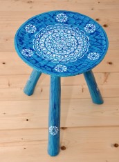 Scaun traditional cu trei picioare pictat manual | arhiva Okazii.ro