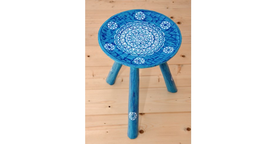 Scaun traditional cu trei picioare pictat manual | arhiva Okazii.ro