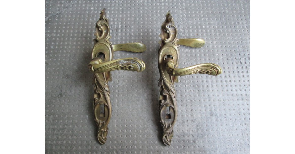 Pereche de clante cu silduri antice de bronz, vechi stil Rococo, clanta ...