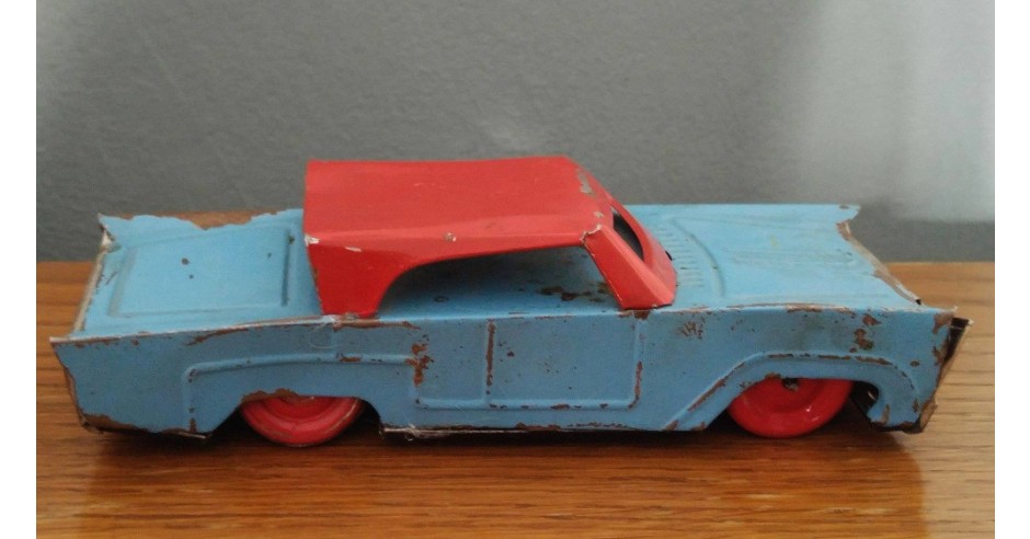 Masinuta romaneasca veche de tabla, cu roti de tabla, colectie ...