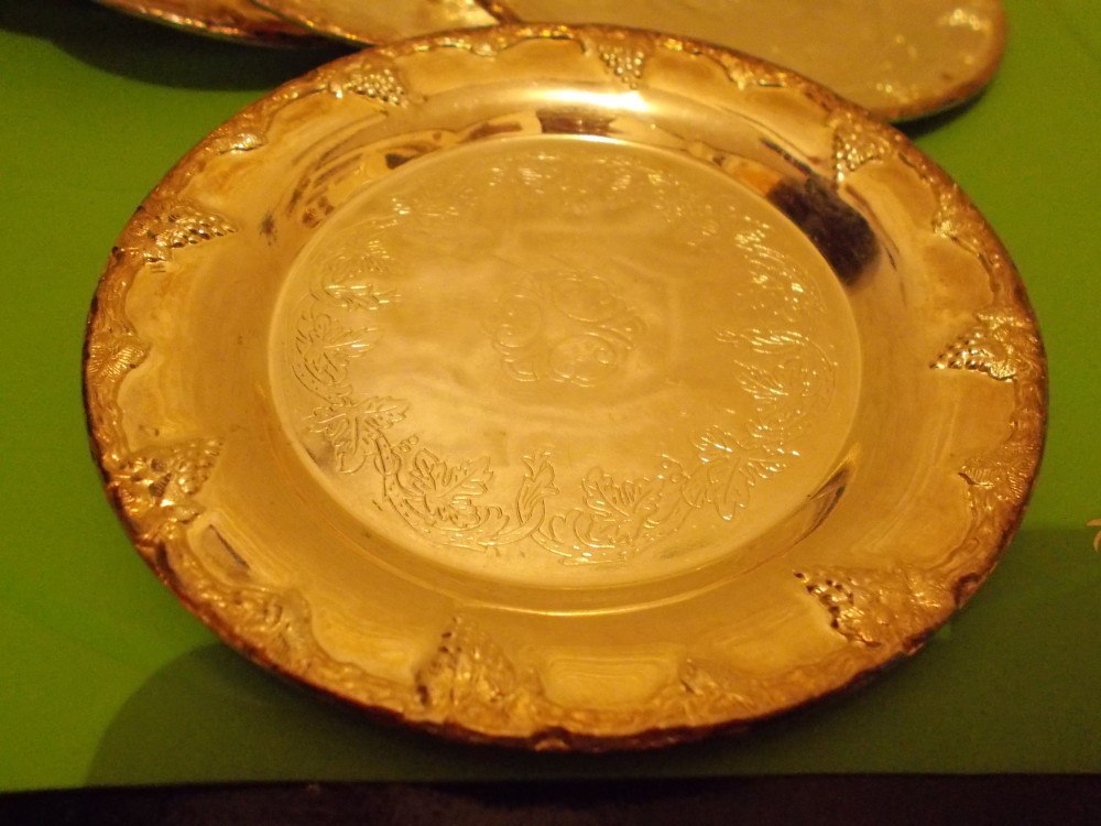 Sase SUPORTURI PLACATE CU ARGINT pentru PAHARE DE VIN , decor in relief ...