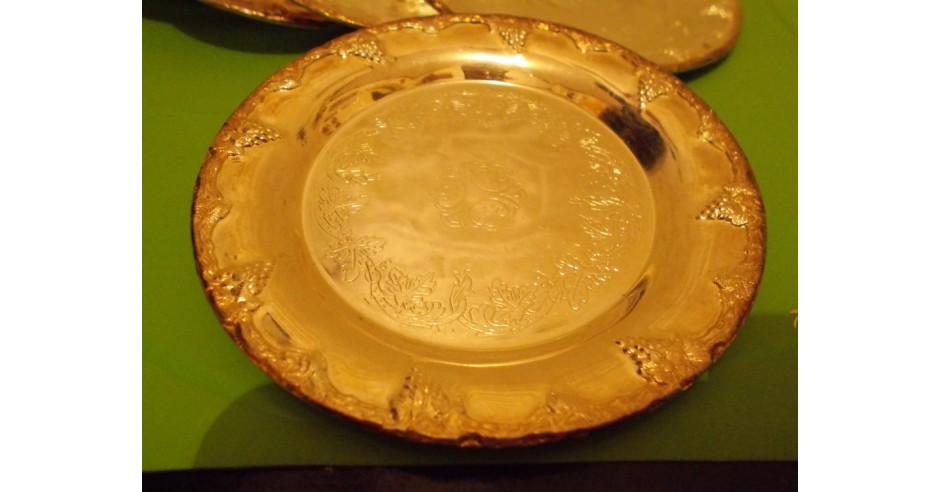 Sase SUPORTURI PLACATE CU ARGINT pentru PAHARE DE VIN , decor in relief ...