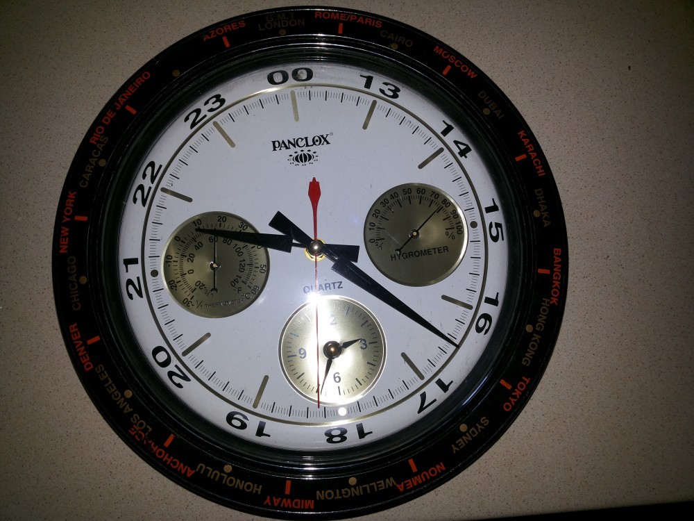 Ceas cuart,pentru perete,"Panclox"cu doua fuse orare,termometru si ...