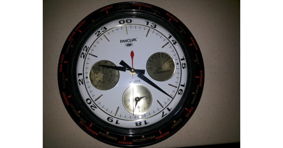 Ceas cuart,pentru perete,"Panclox"cu doua fuse orare,termometru si ...