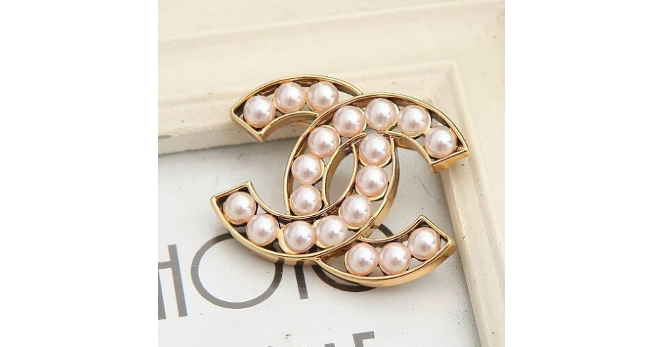 Brosa cu Perle inspiratie CHANNEL | arhiva Okazii.ro