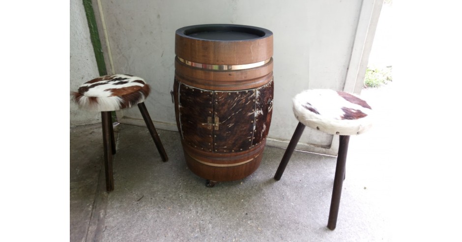 Butoi-bar ,vechi,belgian,din lemn,masiv,cu doua scaune,tapitate cu ...