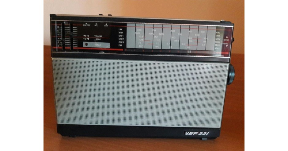 RADIO VEF 221 CU FM 88 -108 MHz - STARE FOARTE BUNA , FUNCTIONEAZA ...