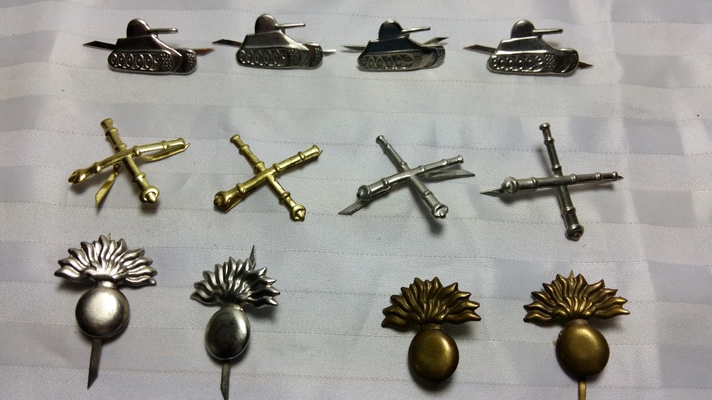 SEMNE DE ARMA - DIFERITE ARME - INSEMNE MILITARE - LOT DE 12 BUCATI ...