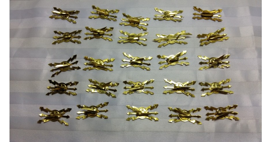 SEMNE DE ARMA - TRANSMISIUNI - INSEMNE MILITARE - LOT DE 25 BUCATI ...