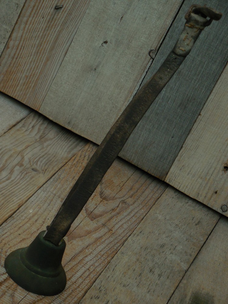 CLOPOT VECHI CONFEC?IONAT DIN BRONZ CU CUREA DIN PIELE - PT. ANIMALE DE ...