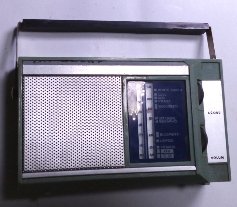 un aparat de radio vechi romanesc de colectie anii 70 Pescarus ...