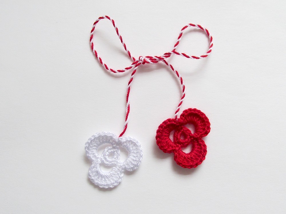 Martisor crosetat floare cu 3 petale | arhiva Okazii.ro