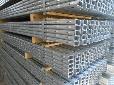 Stalpi gard metalici cu agatatoare | arhiva Okazii.ro