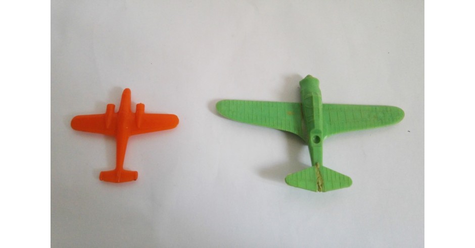 (T) 2 avioane jucarie, vechi, plastic, 6x9cm si 5x5,5cm | arhiva Okazii.ro