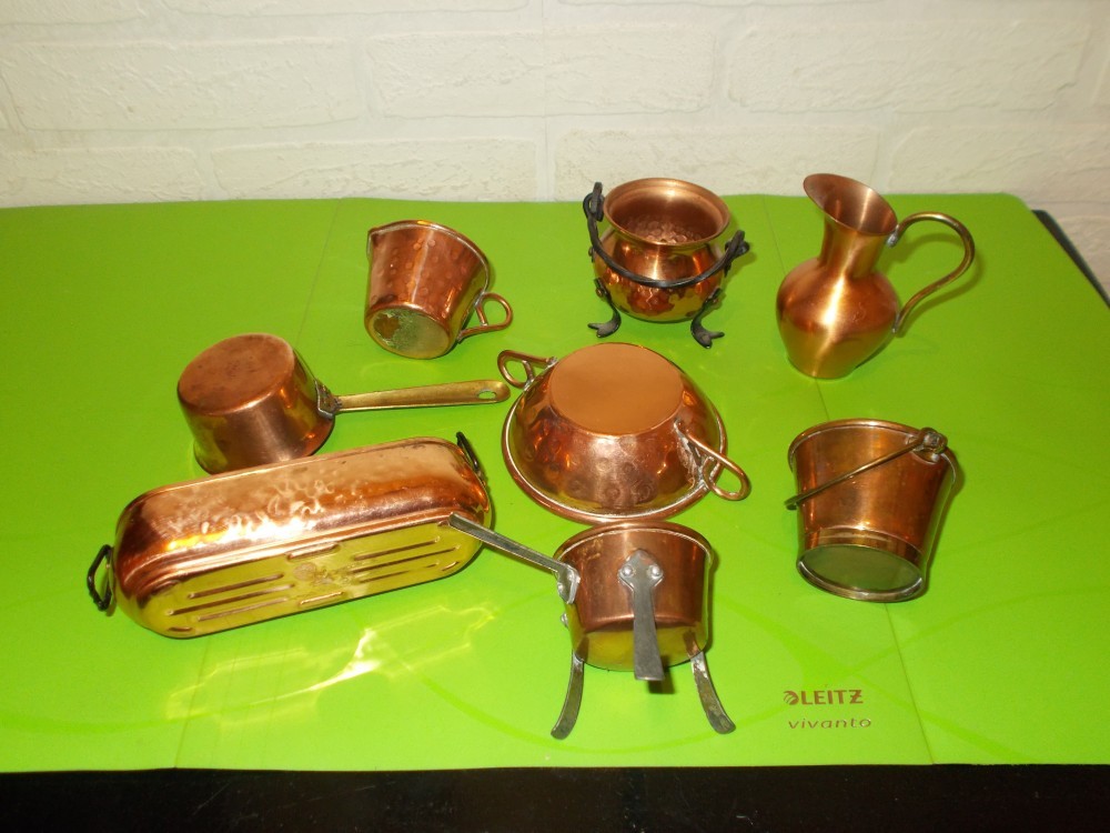 LOT format din 8 mici OBIECTE DECORATIVE lucrate din CUPRU , miniaturi ...