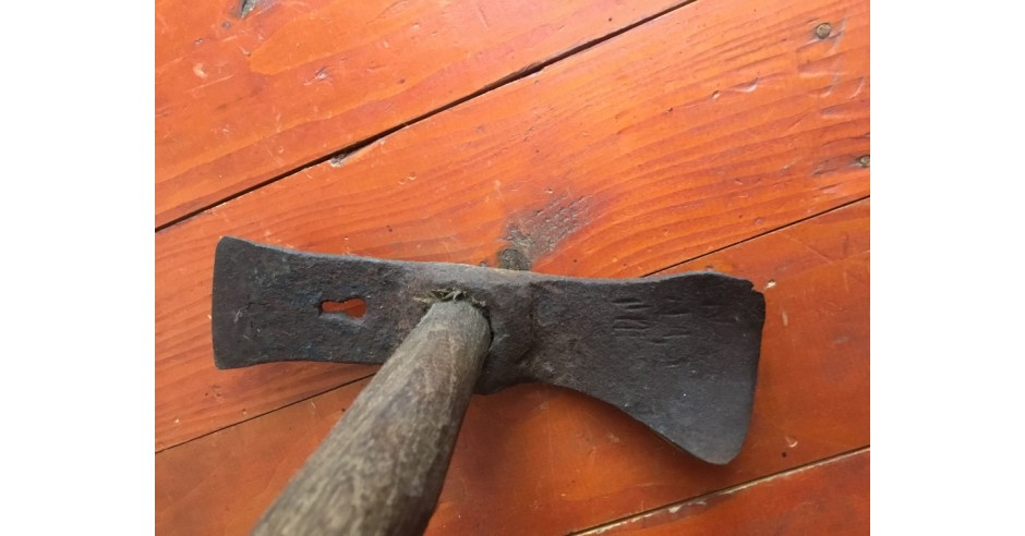 scule / unelte - Veche tesla cu maner realizata manual la forja si ...