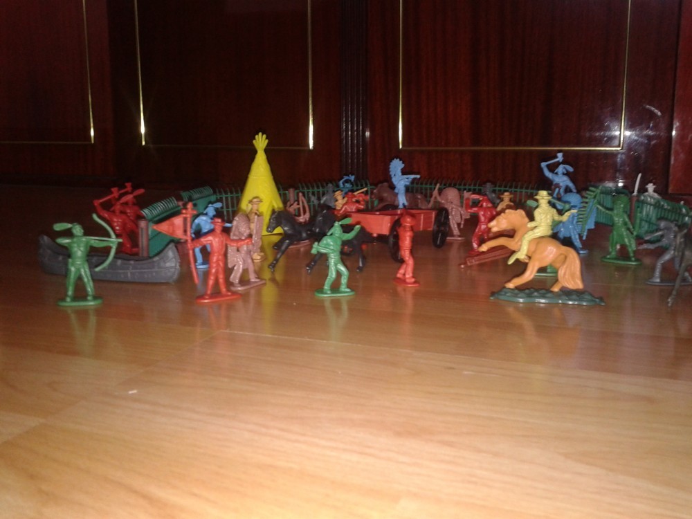 JUCARII VECHI DIN PLASTIC | arhiva Okazii.ro