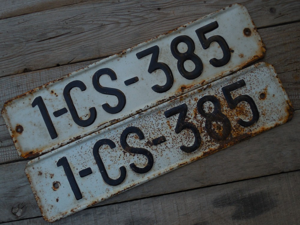 PERECHE 2 NUMERE AUTO VECHI DE INMATRICULARE CU 3 CIFRE, TABLA NEAGRA ...