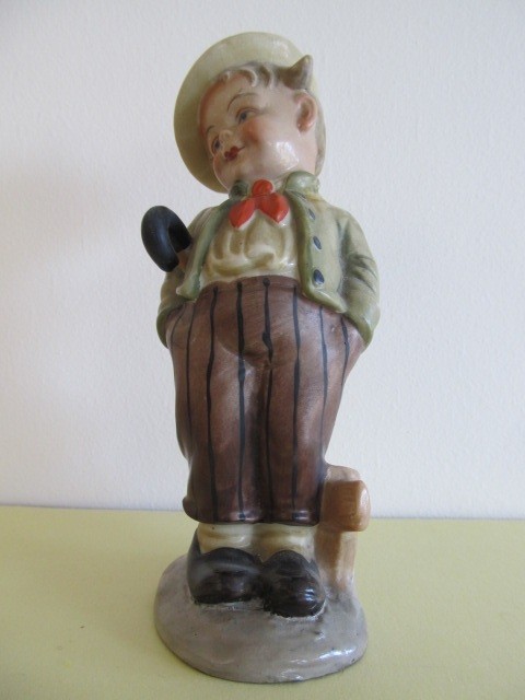 Bibelou din portelan , baietel cu umbrela si palarie (12) | Okazii.ro