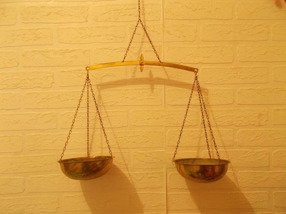 Veche BALANTA ornamentala , suspendata , cu TALERE , lucrata din ALAMA ...