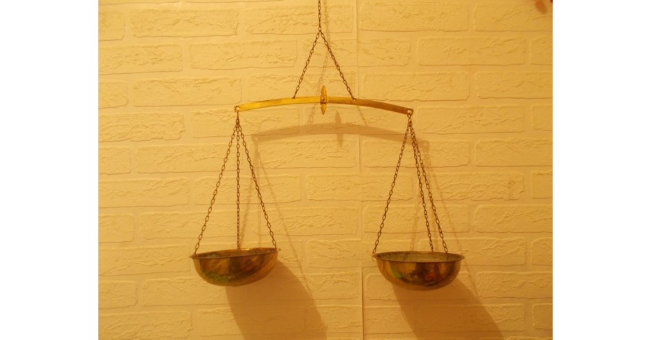 Veche BALANTA ornamentala , suspendata , cu TALERE , lucrata din ALAMA ...