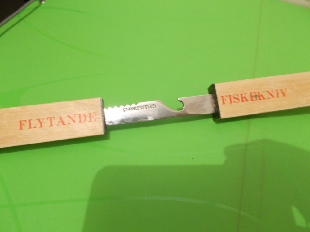 Interesant CUTIT PLUTITOR pentru PESCARI lucrat din OTEL SUEDEZ , maner ...